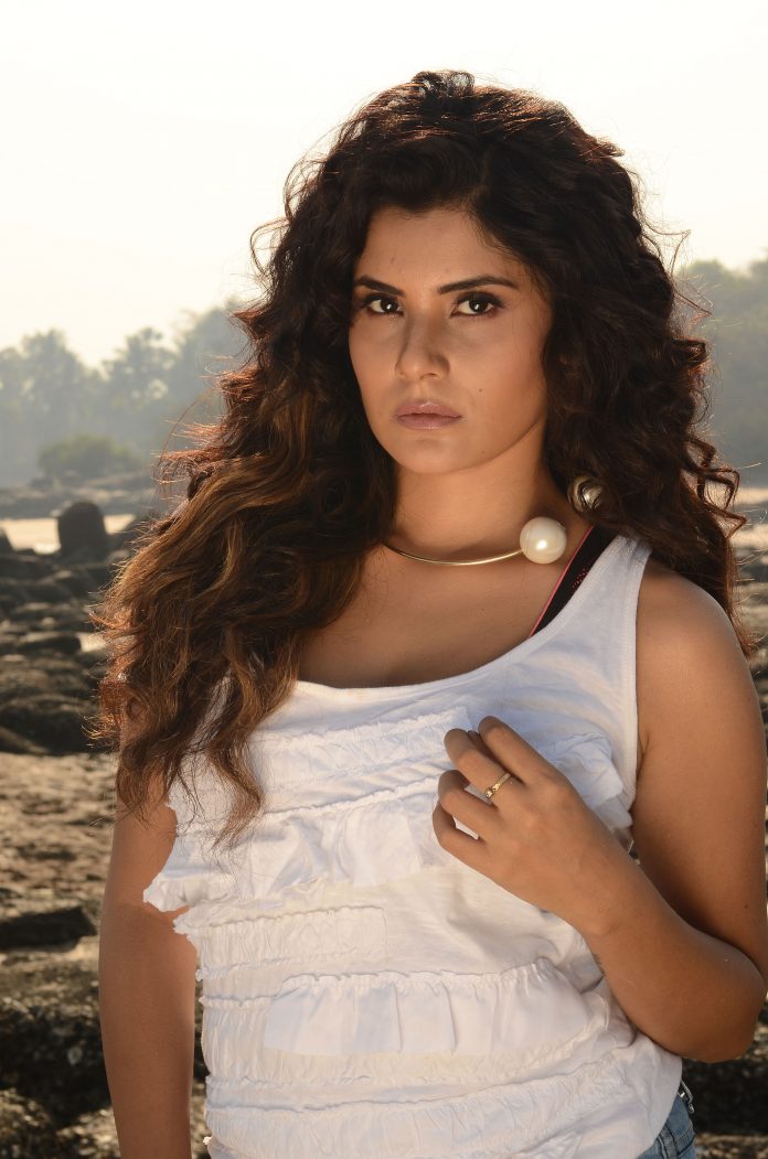 Shamin Mannan sheds her Bahu avatar with this new photoshoot! - JustShowBiz