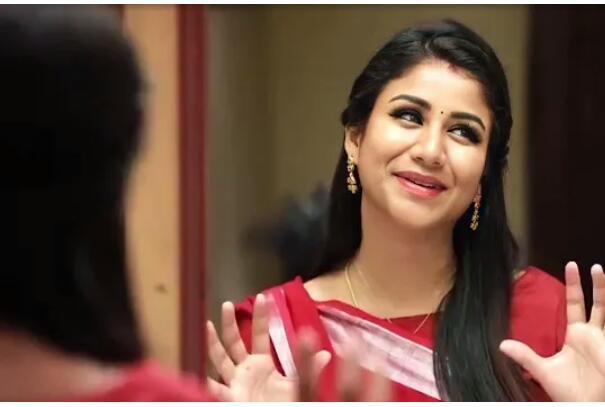 Raja Rani: Sanjana gift a watch to Sandhya - JustShowBiz