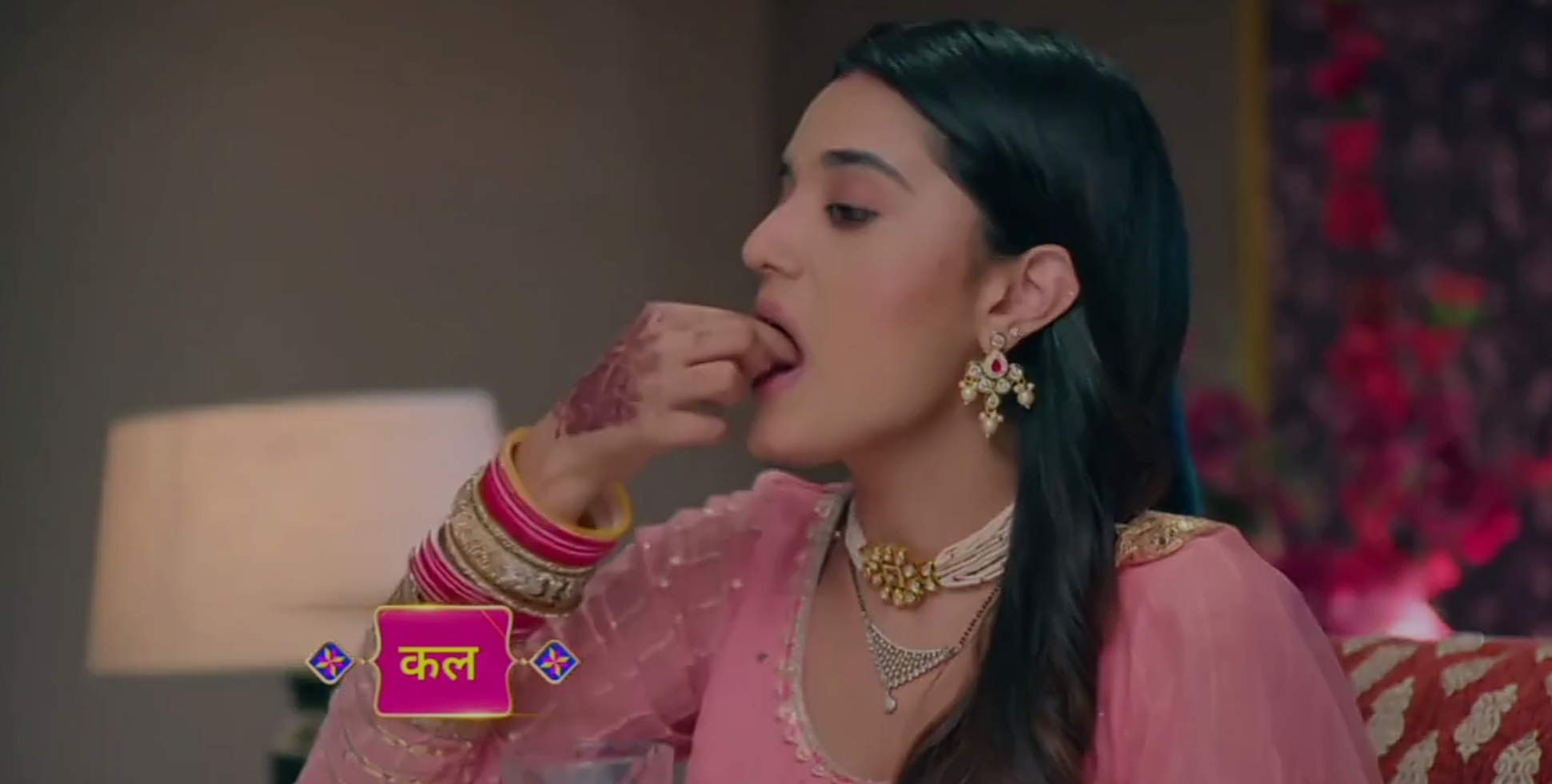 Ajooni: Ajooni to faints! - JustShowBiz